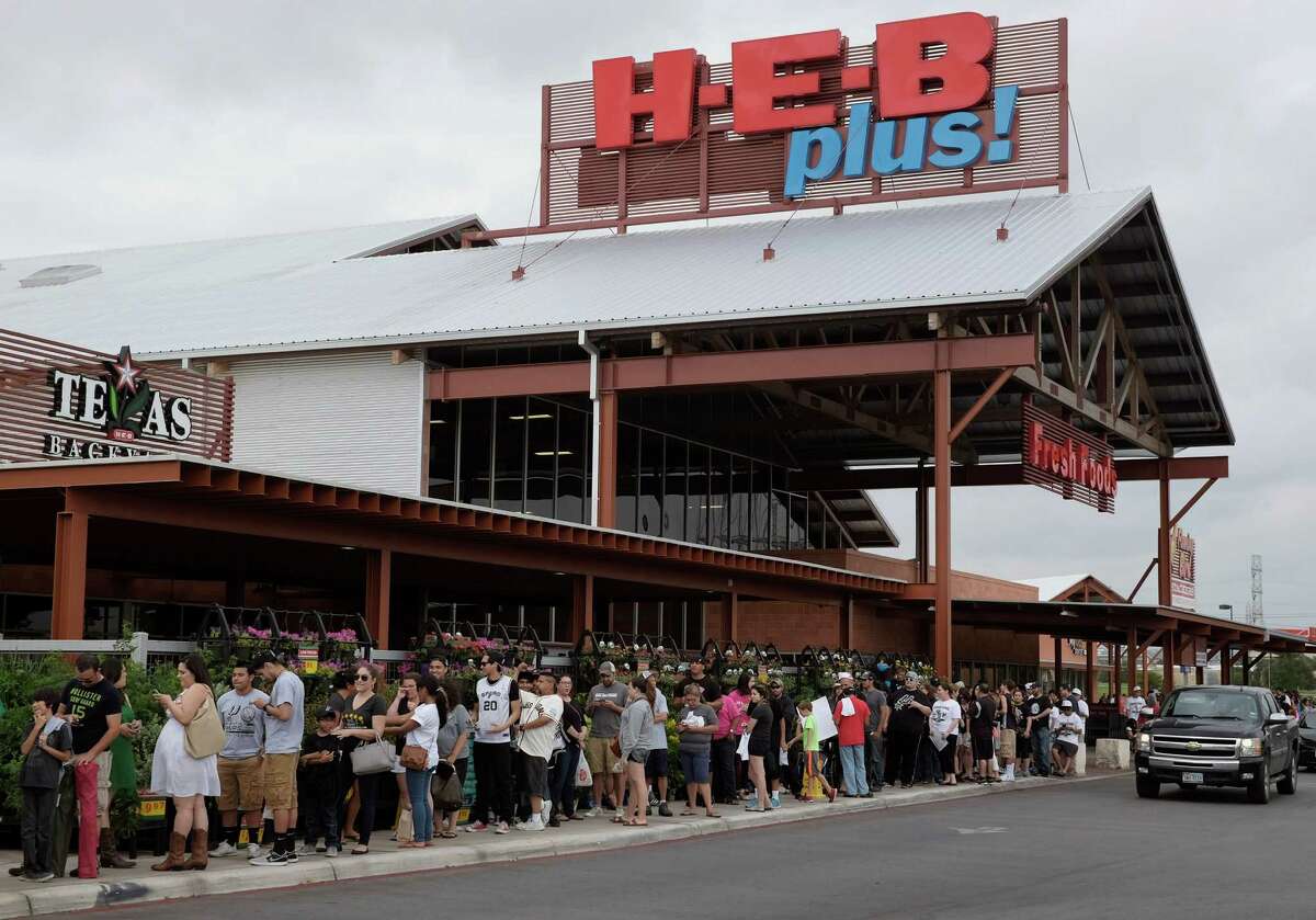 Fans crowd H-E-B for Mills' autograph, urge him to stay