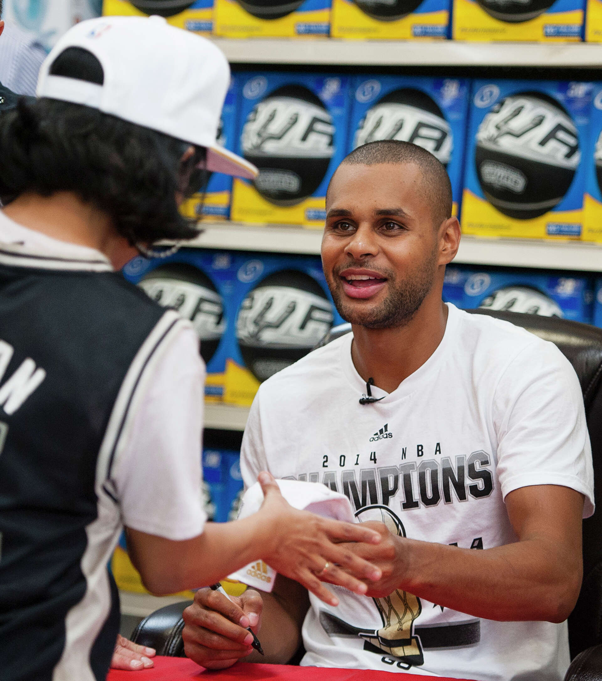 Fans crowd H-E-B for Mills' autograph, urge him to stay