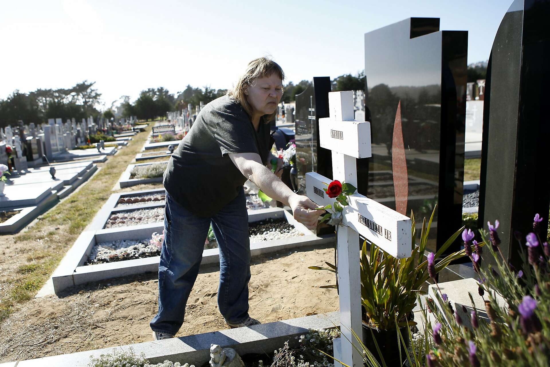 Homeless woman and cat who met in cemetery save each other