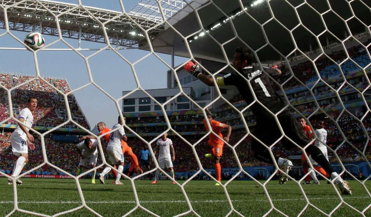 World Cup: Netherlands beats Chile 2-0 to top Group B