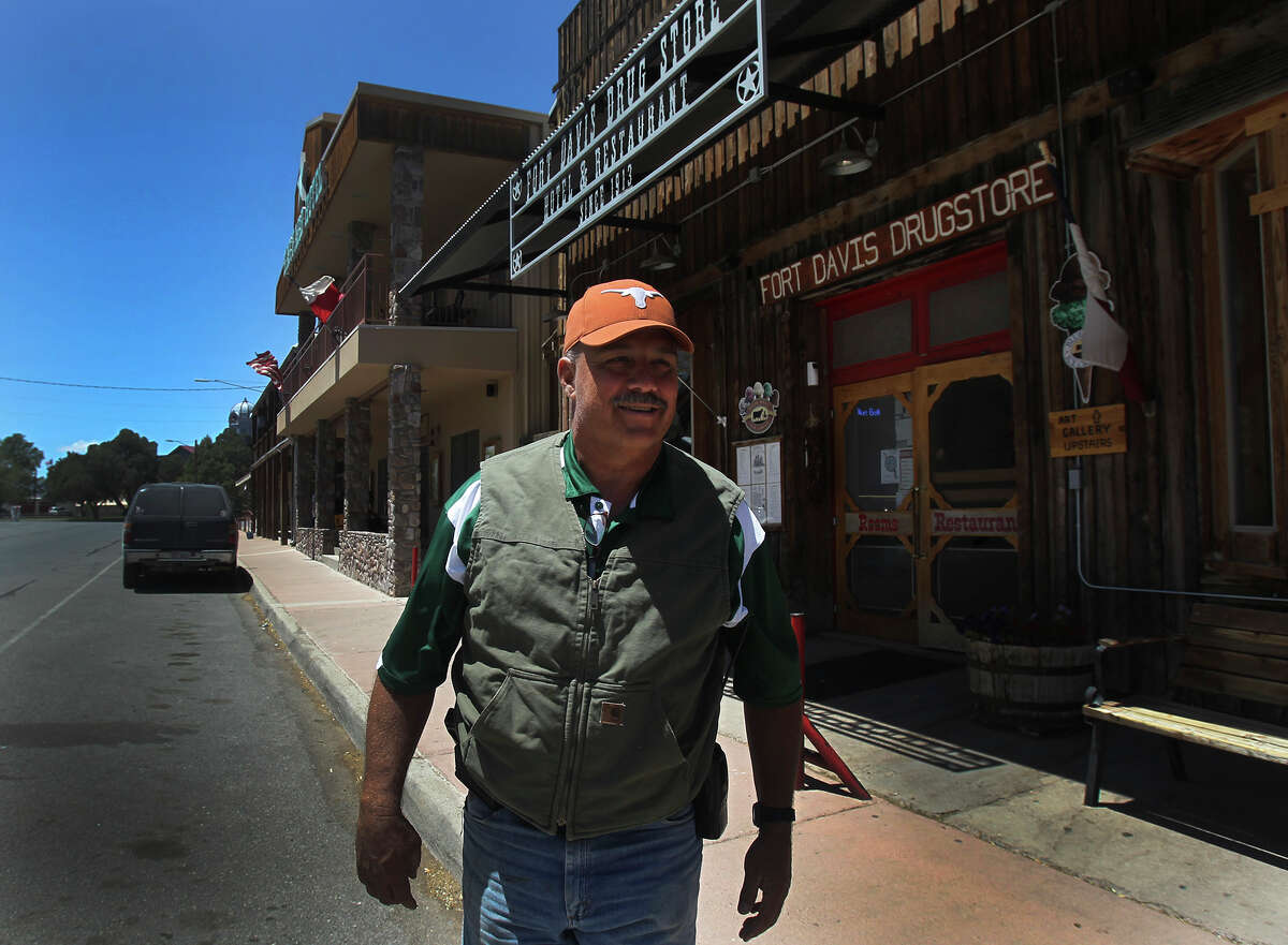 Former UT star now quarterbacks a small town sheriff's department