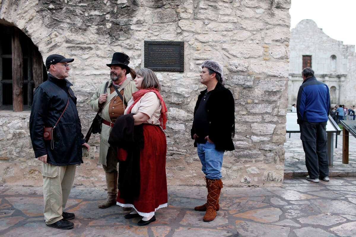 Phil Collins returning, donating Alamo relics