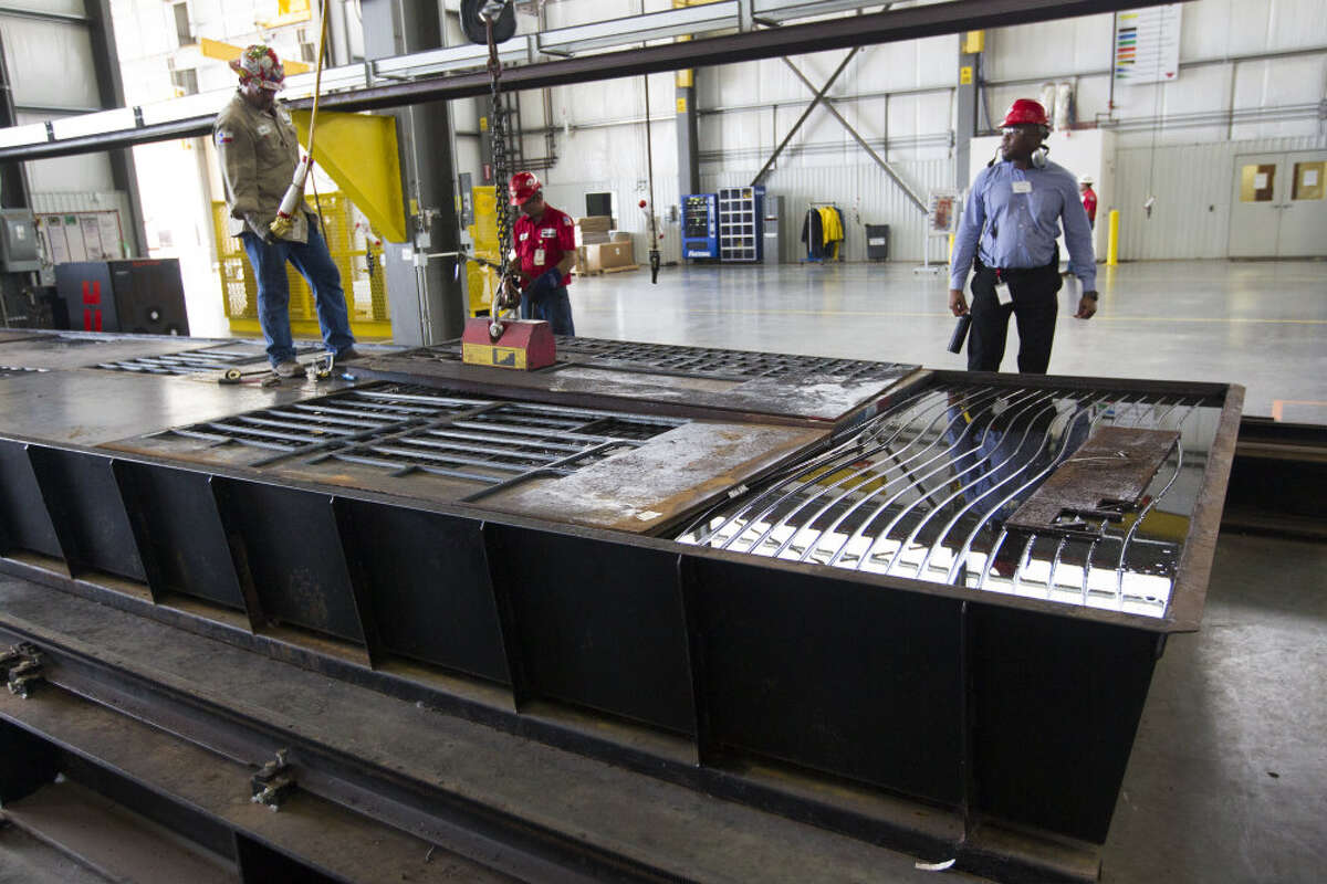 Shrinking Weatherford reports $200 million loss