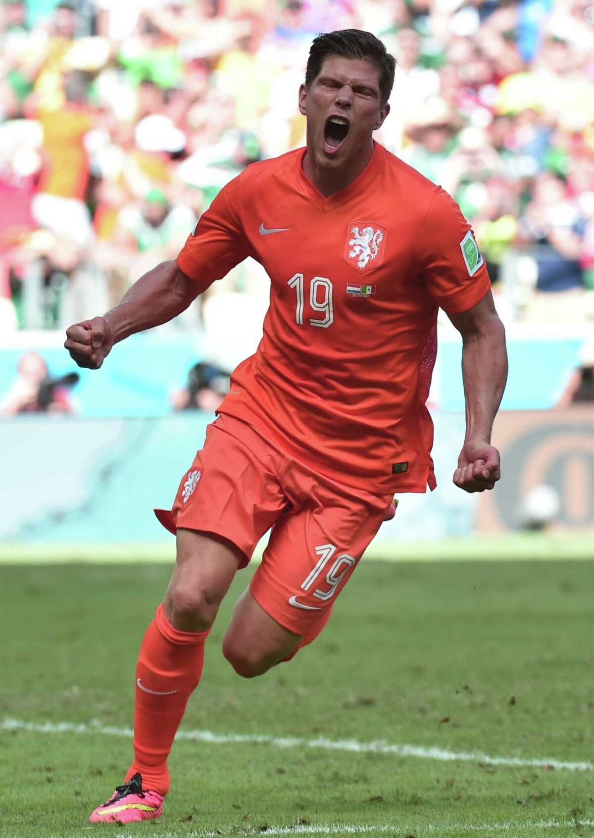 World Cup: Huntelaar's late penalty sends Netherlands past Mexico