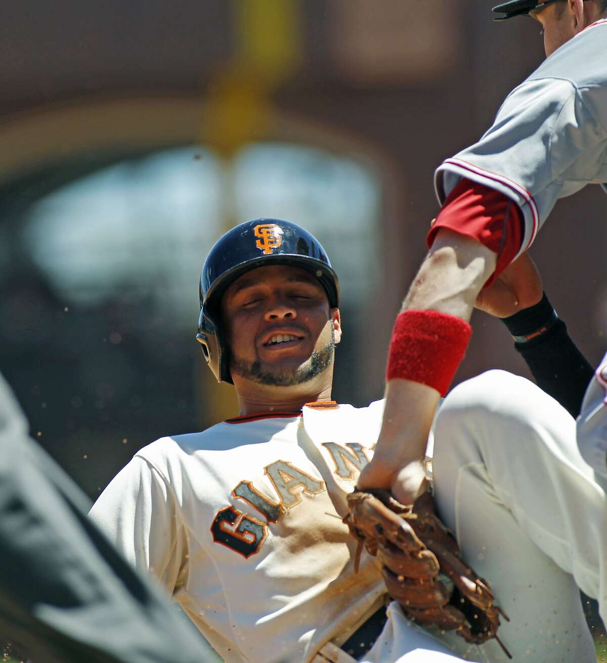 Giants fall into virtual 1st-place tie after loss to Reds