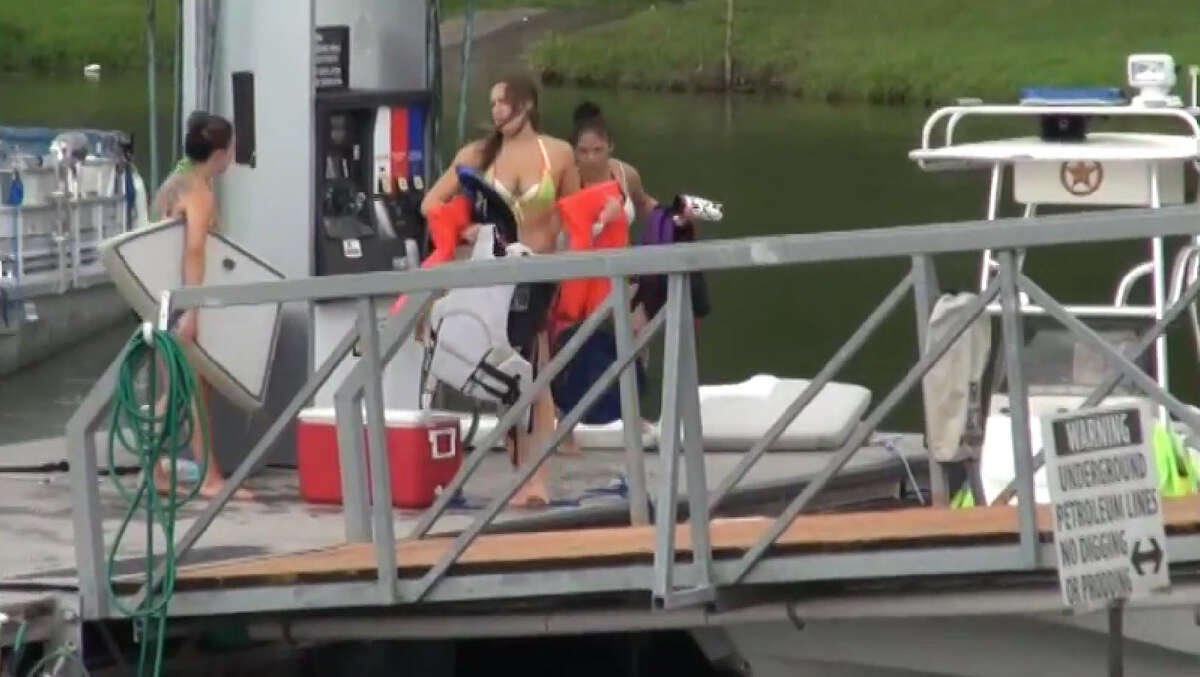 11 rescued from sinking boat on Lake Conroe