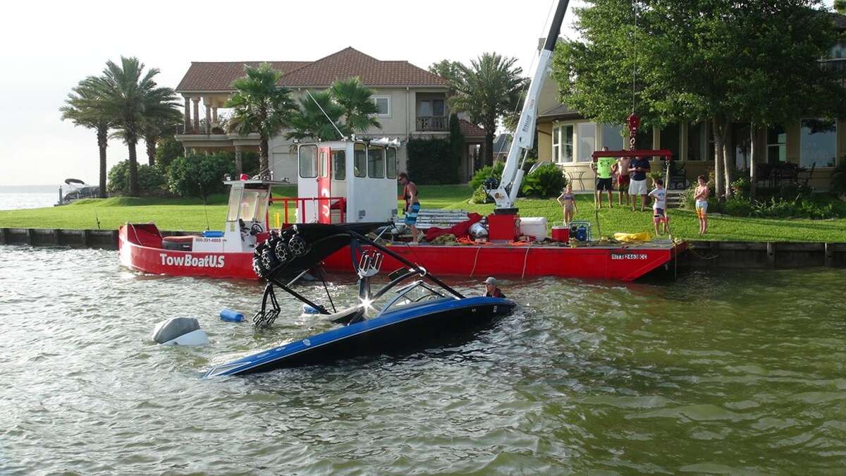 11 rescued from sinking boat on Lake Conroe