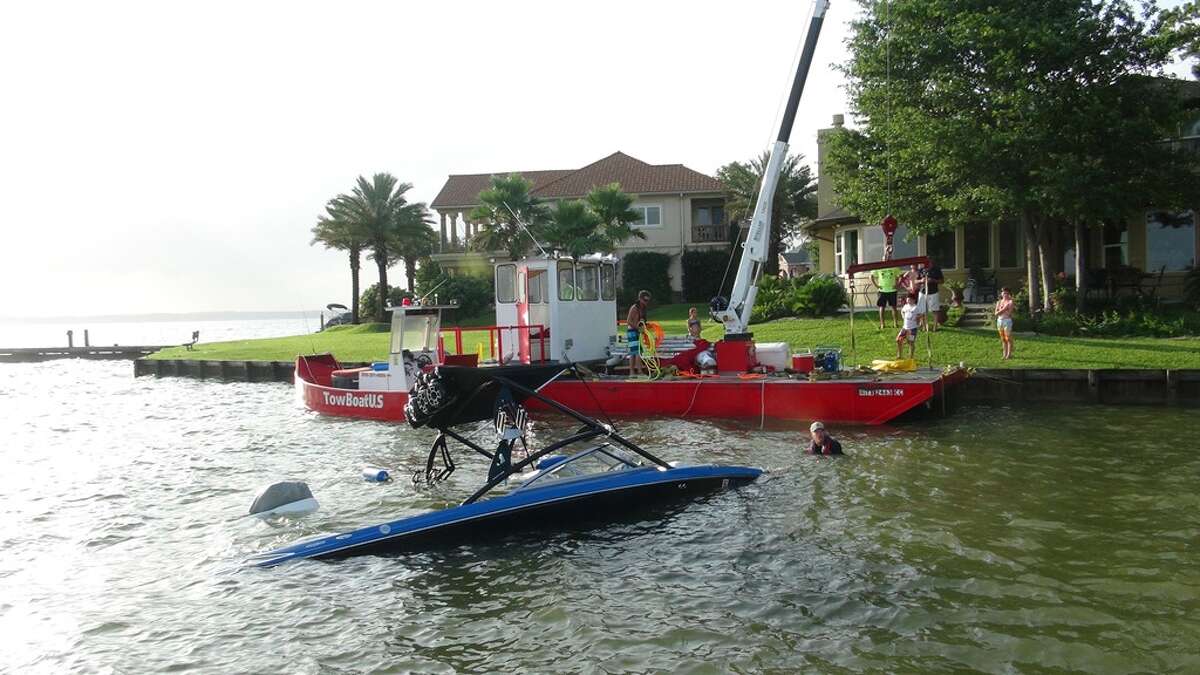 11 rescued from sinking boat on Lake Conroe