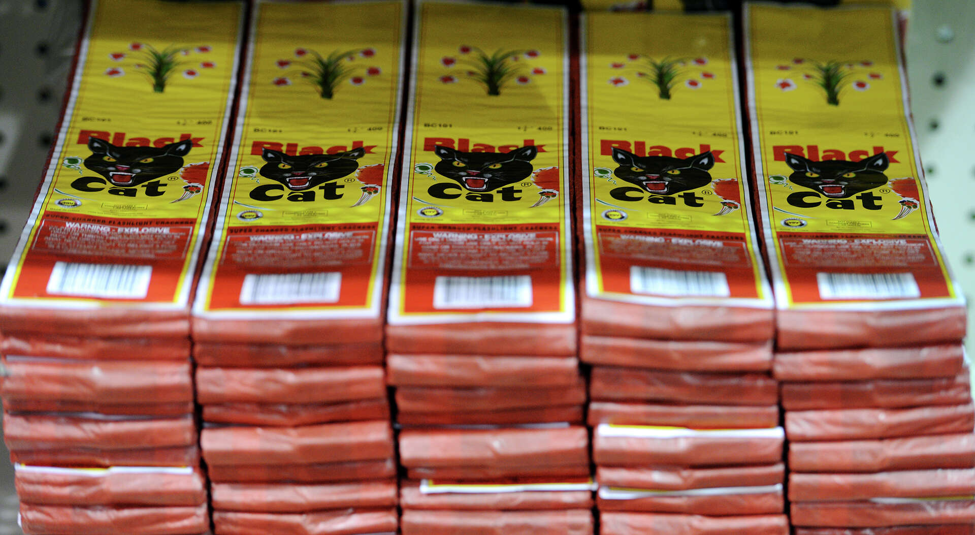 Family watches as man blows off both hands with fireworks