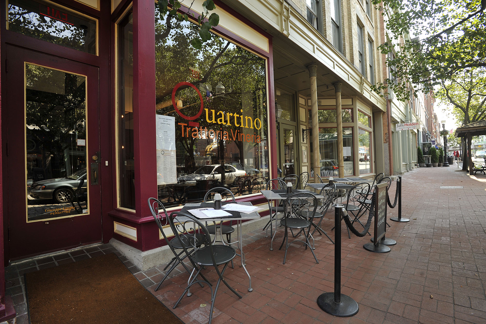 Classic Italian eatery shines in trendy locale