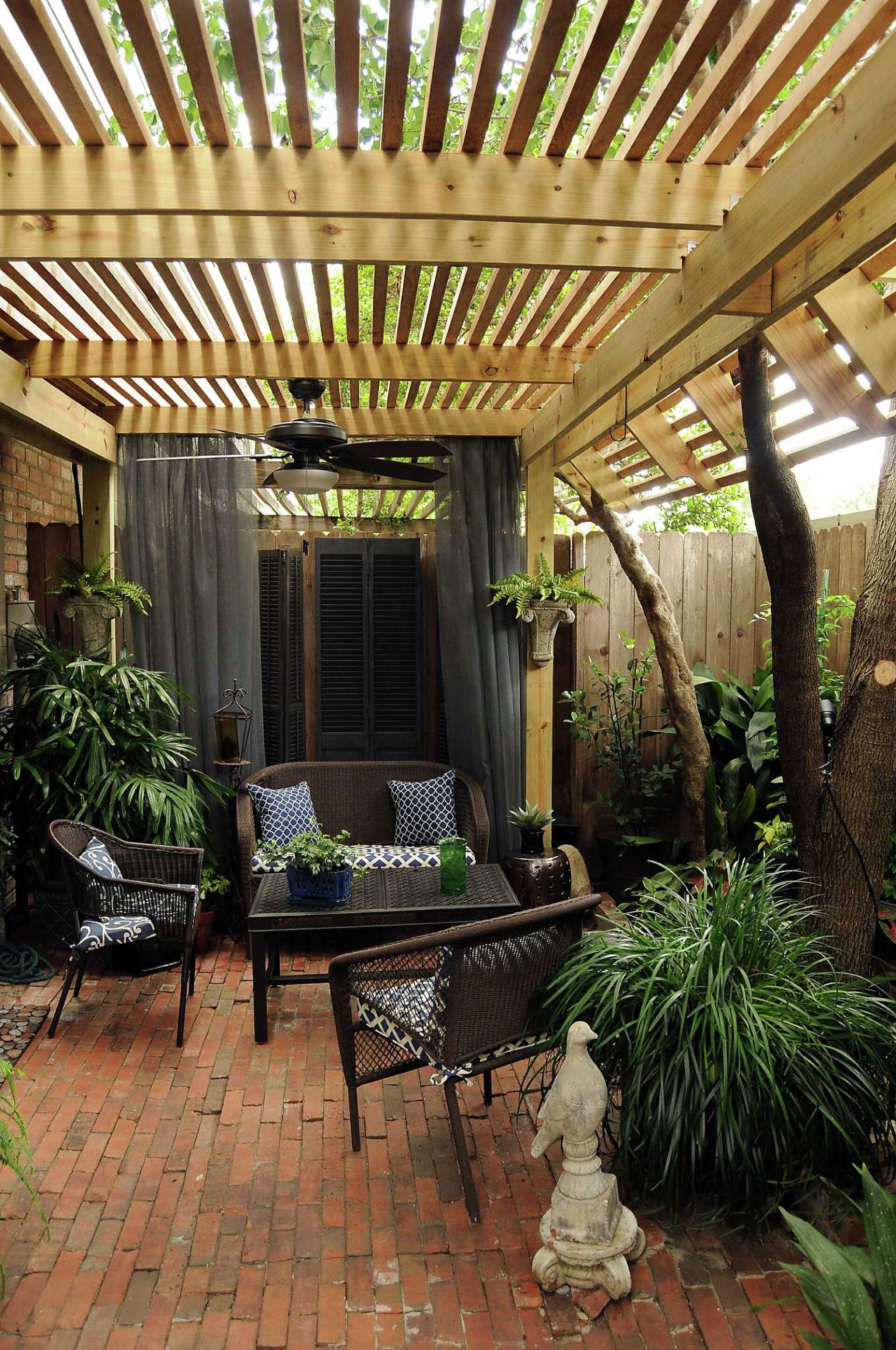 Style and ingenuity give low-dollar patio an inviting, high-end look