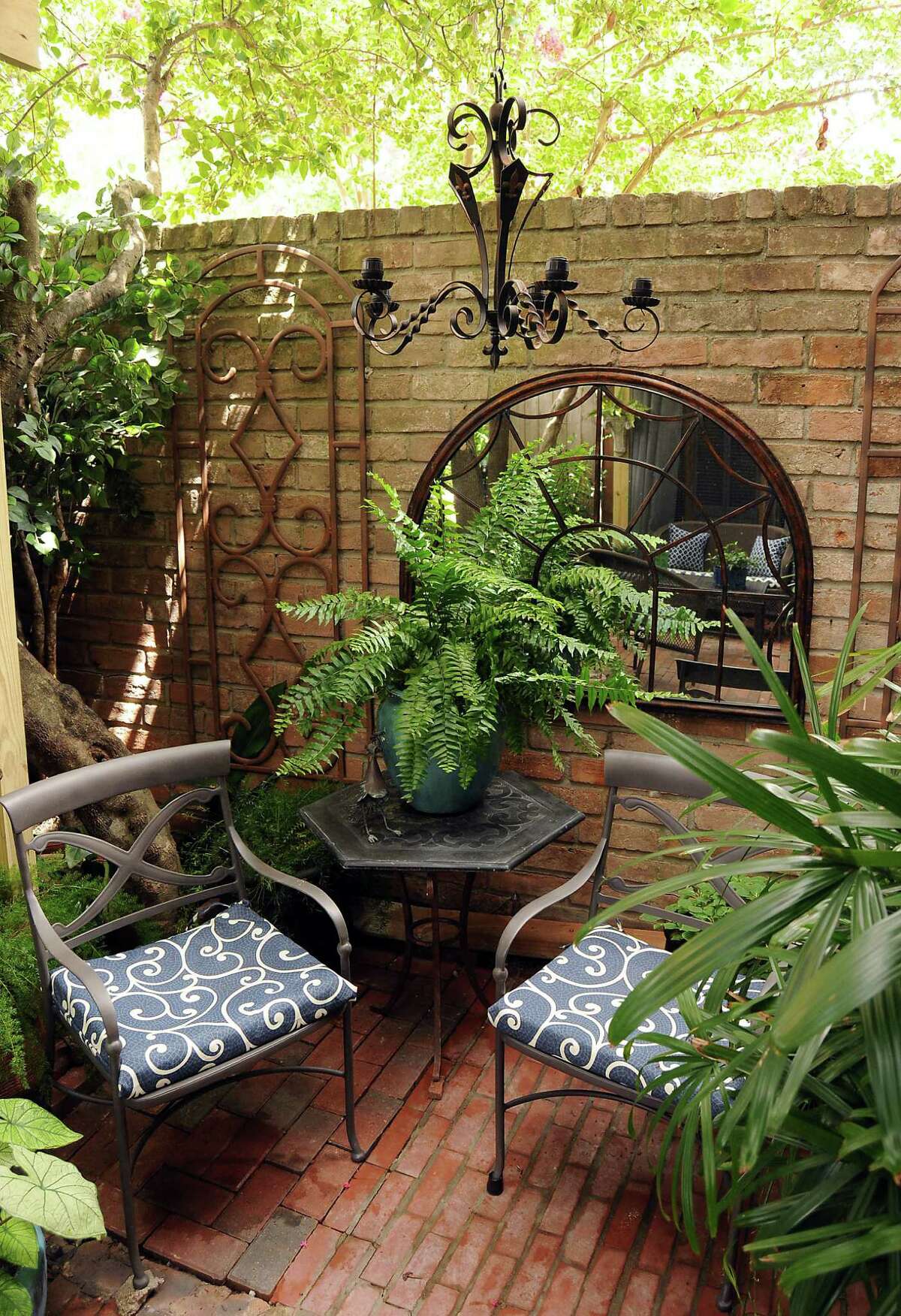 Style and ingenuity give low-dollar patio an inviting, high-end look
