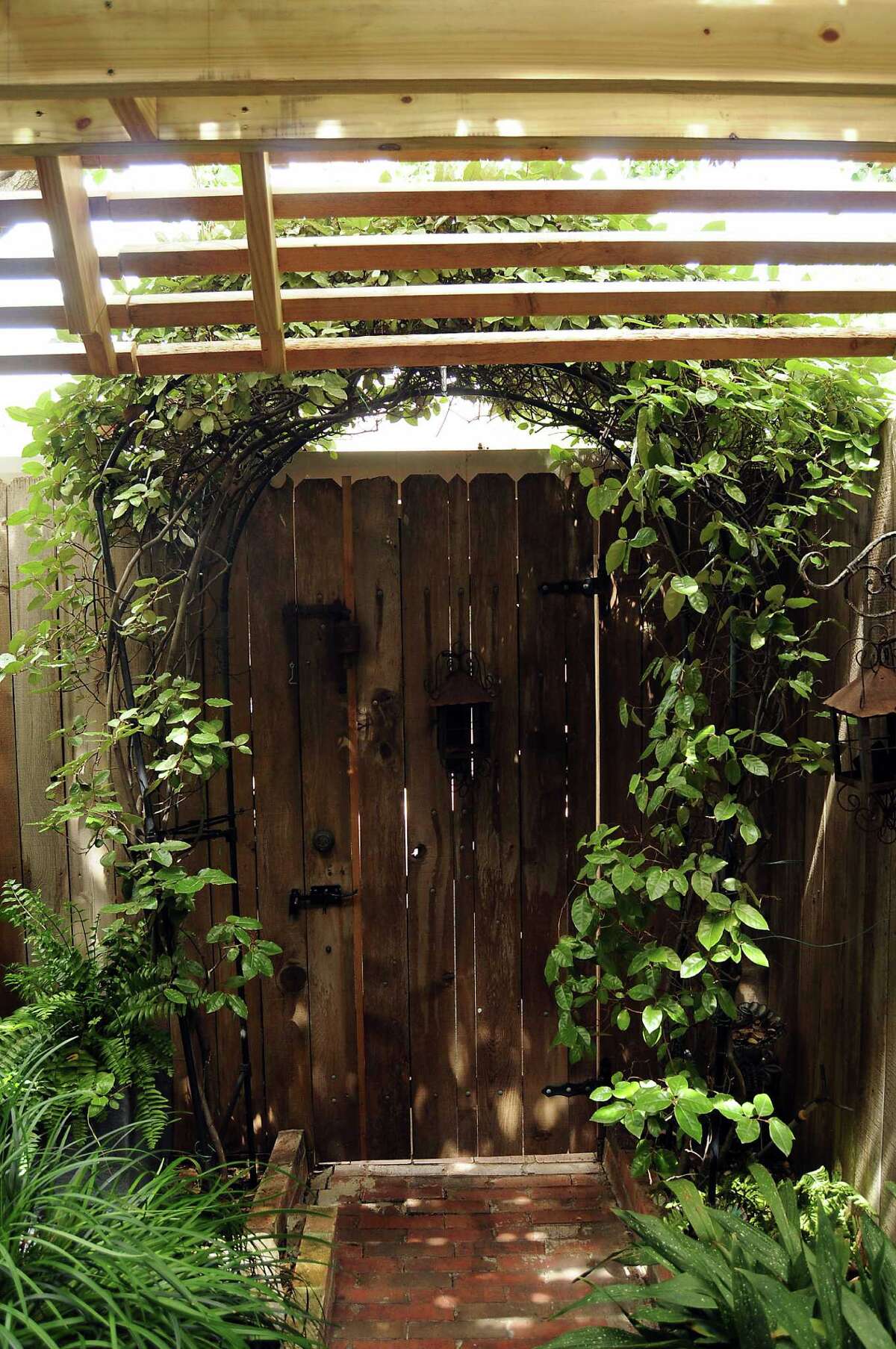 Style and ingenuity give low-dollar patio an inviting, high-end look