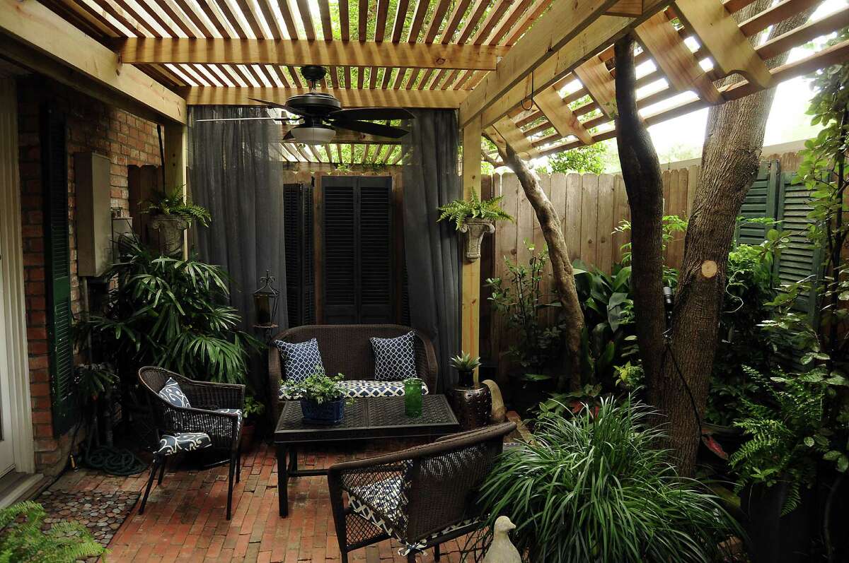 Style and ingenuity give low-dollar patio an inviting, high-end look