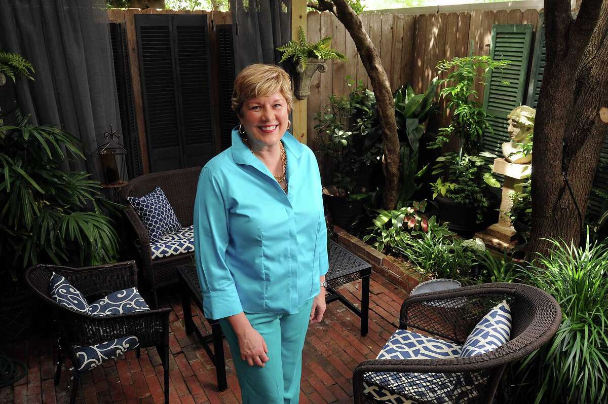 Style and ingenuity give low-dollar patio an inviting, high-end look
