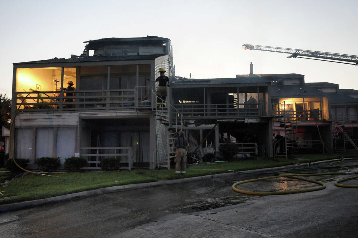 4-alarm blaze devastates Lake Conroe condominiums