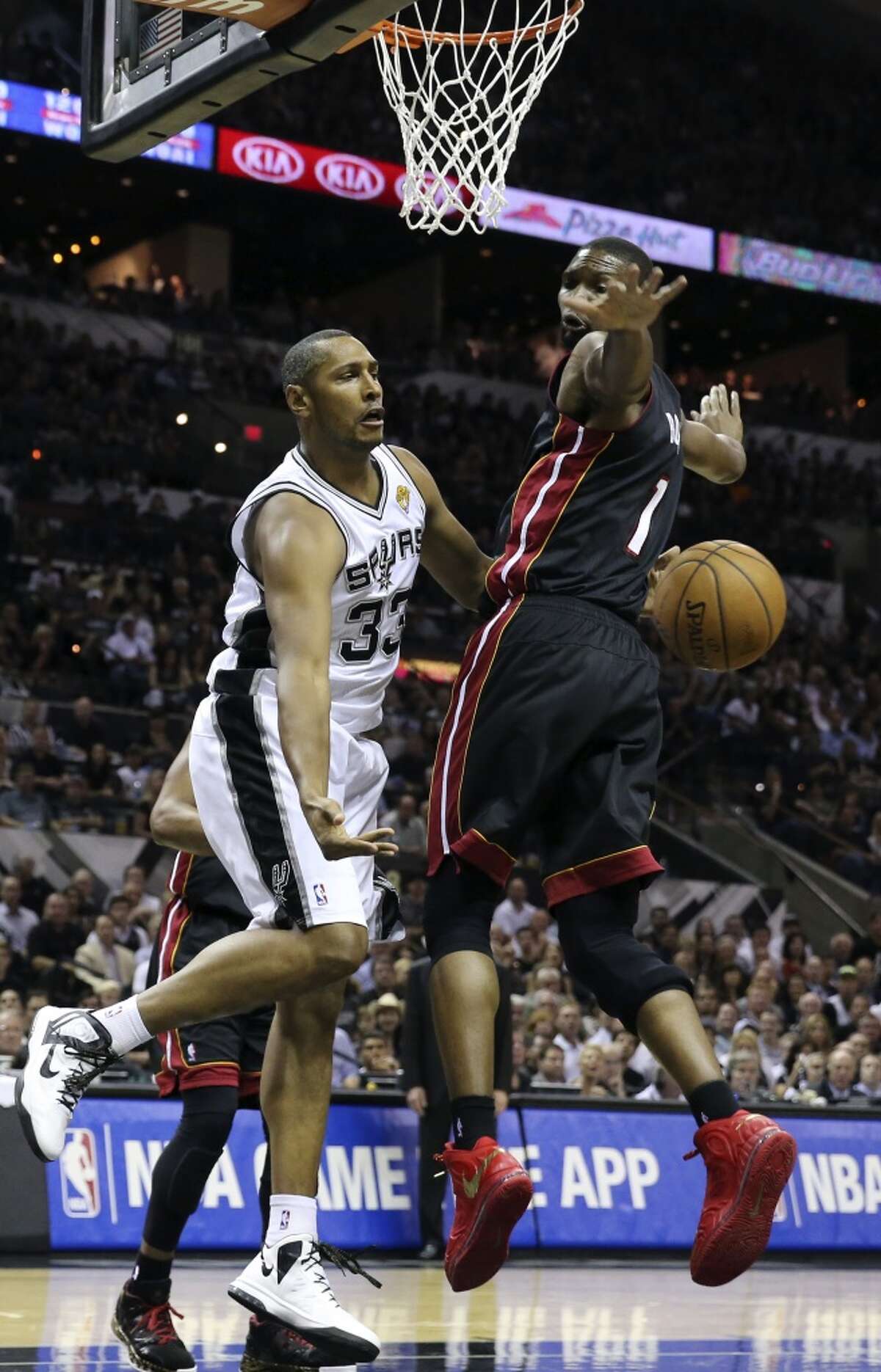 Boris Diaw signs with Spurs