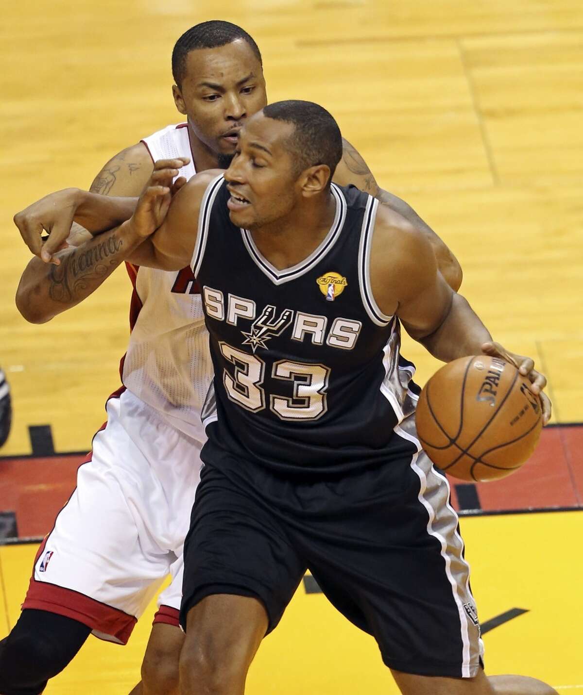 Boris Diaw signs with Spurs