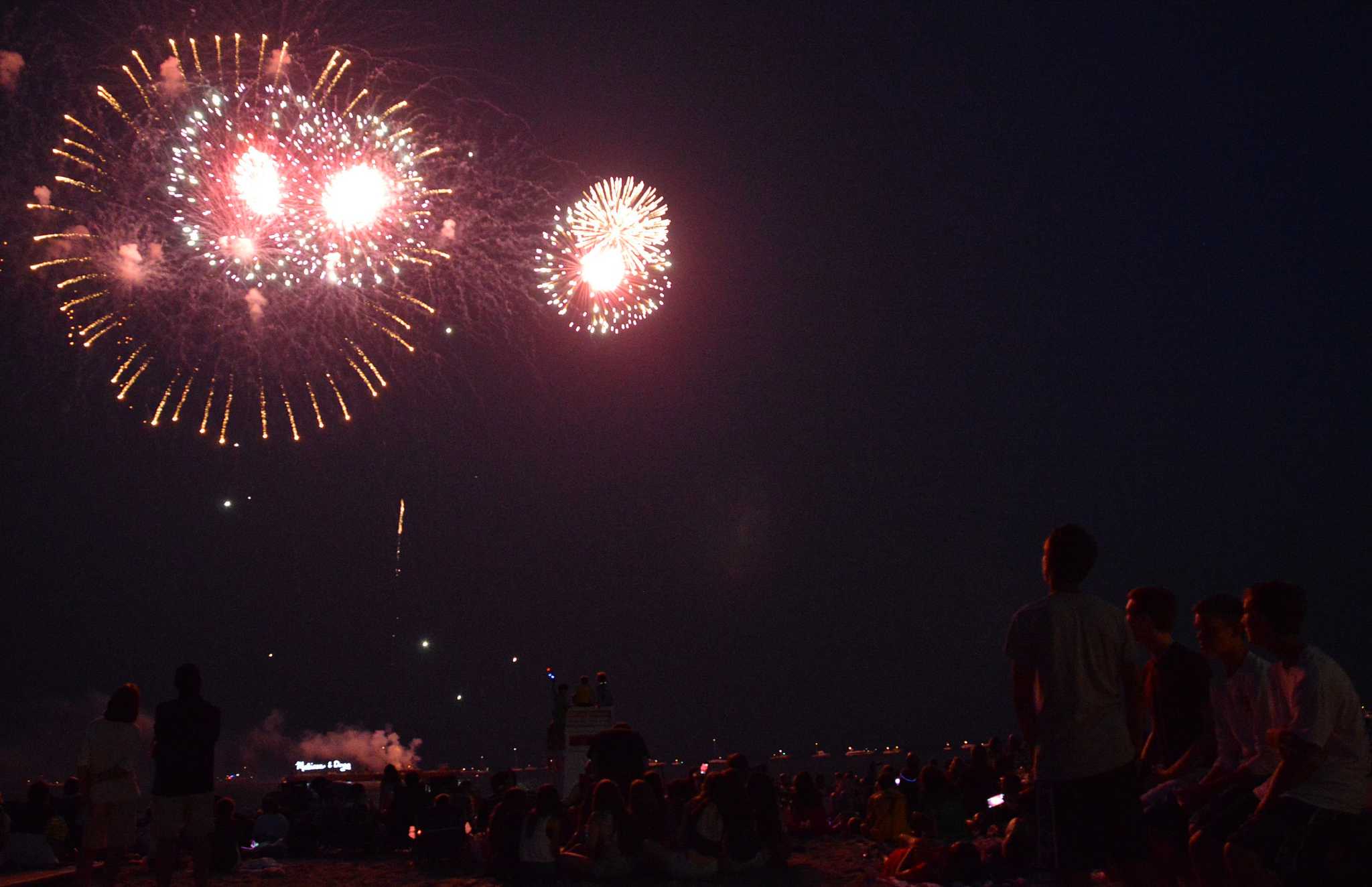 Sky lights: Fireworks a spirited display, despite delay, for thousands ...