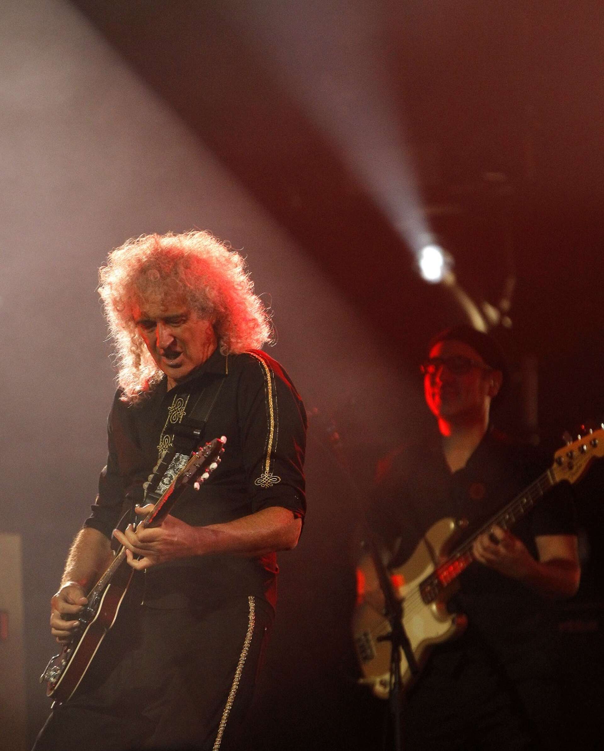 Review: With Lambert in the lead, Queen brings back musical memories ...