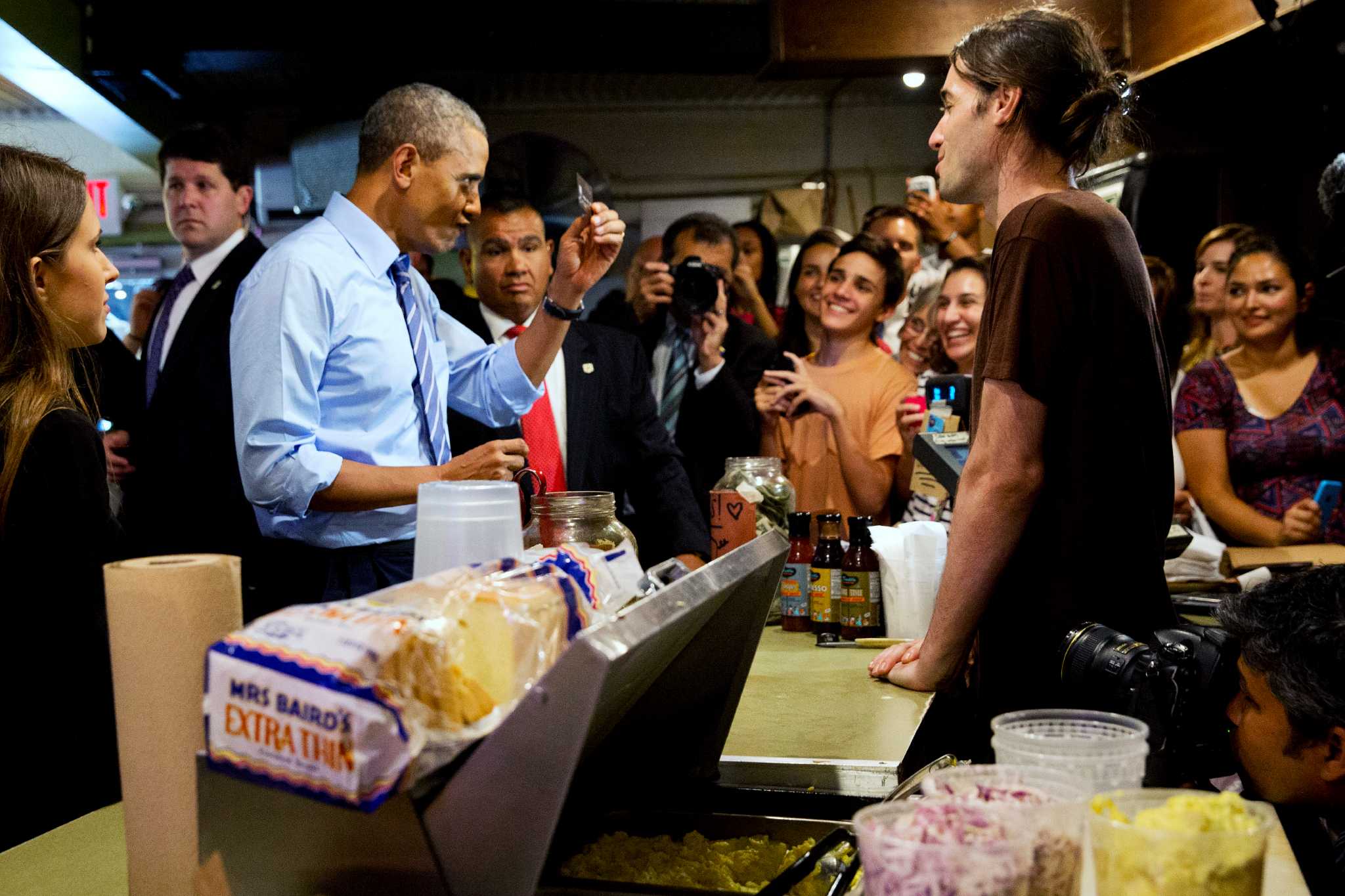 Obama buys lunch at famed BBQ eatery in Austin