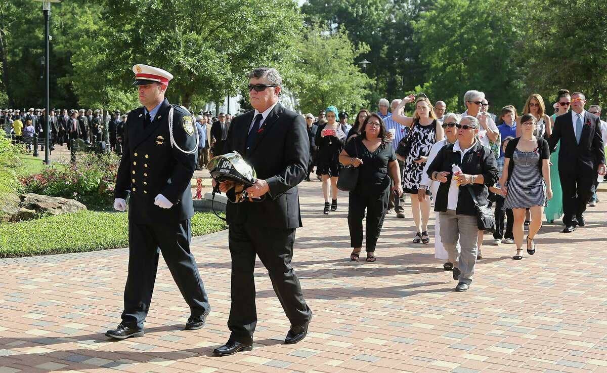 Hundreds march to honor fallen 21-year HFD veteran
