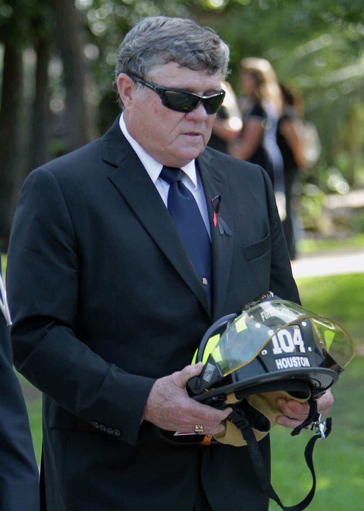 Hundreds march to honor fallen 21-year HFD veteran