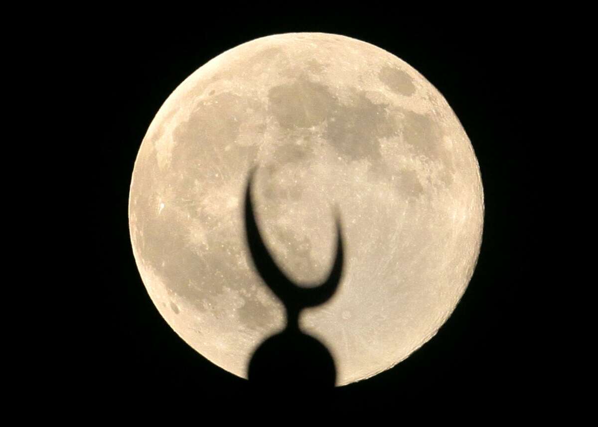Clear skies expected for 'supermoon' Saturday