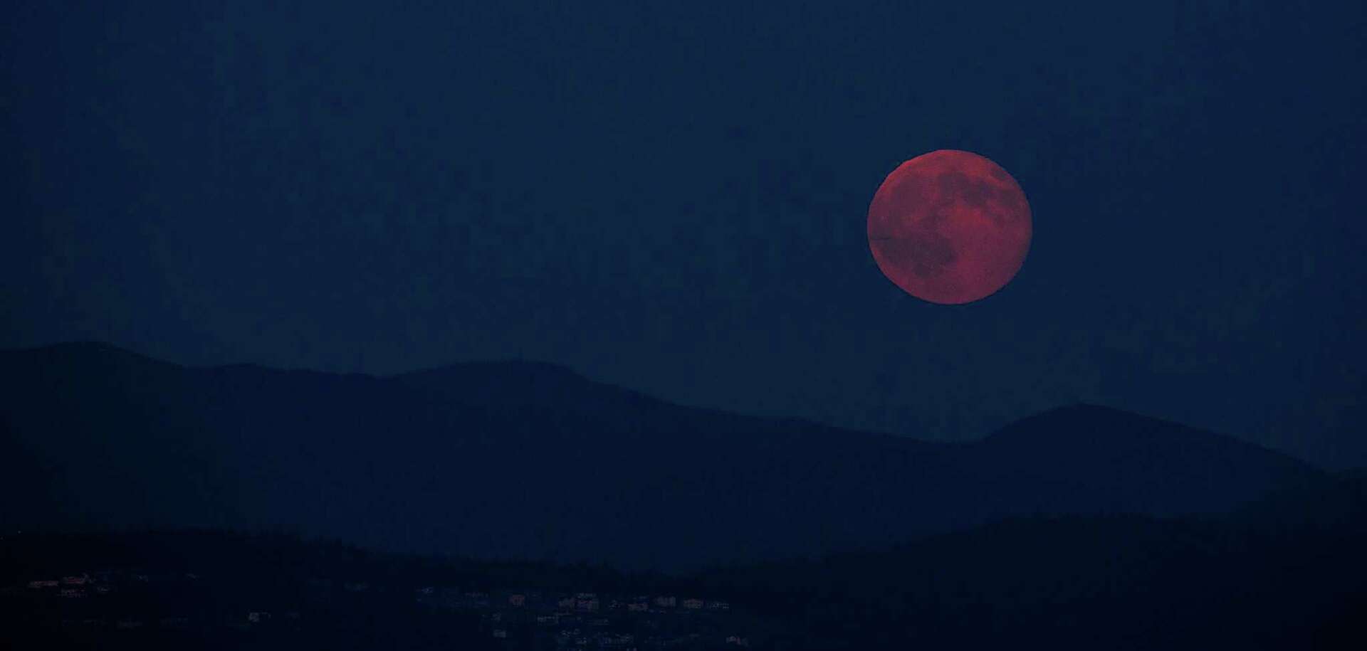 'Pink' supermoon to illuminate Seattle sky on Monday night. Here's how ...
