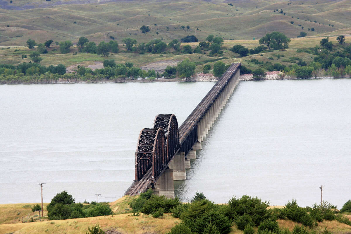 Tractor-trailer plows into Texas interstate bridge, 1 killed