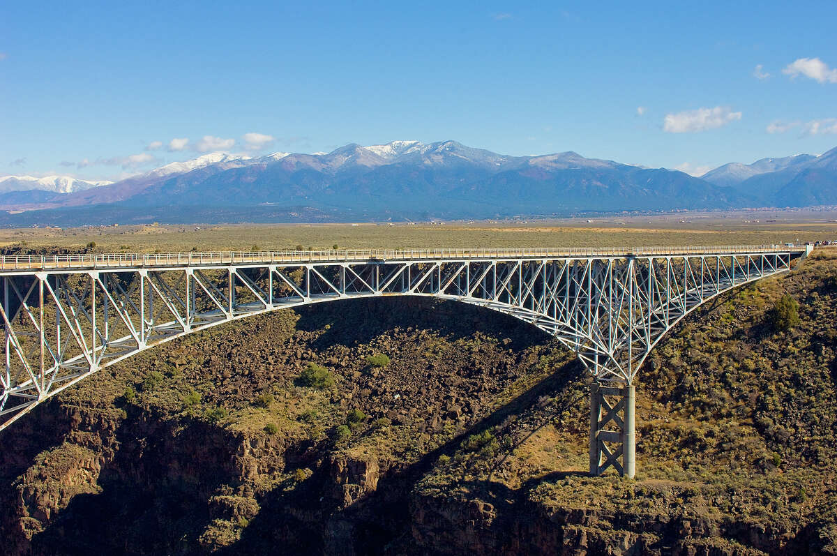 Tractor-trailer plows into Texas interstate bridge, 1 killed