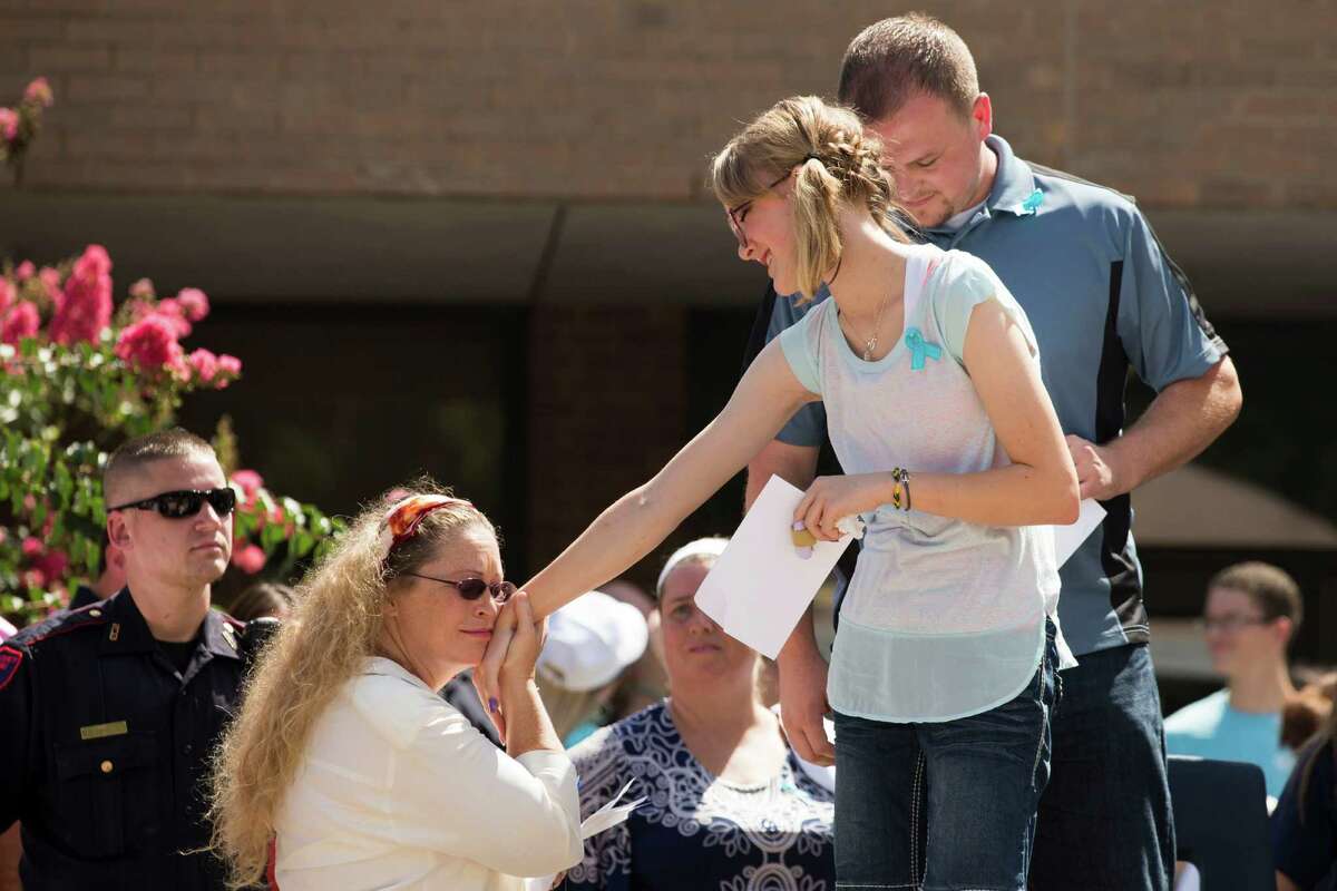 Hundreds mourn Spring shooting victims at funeral