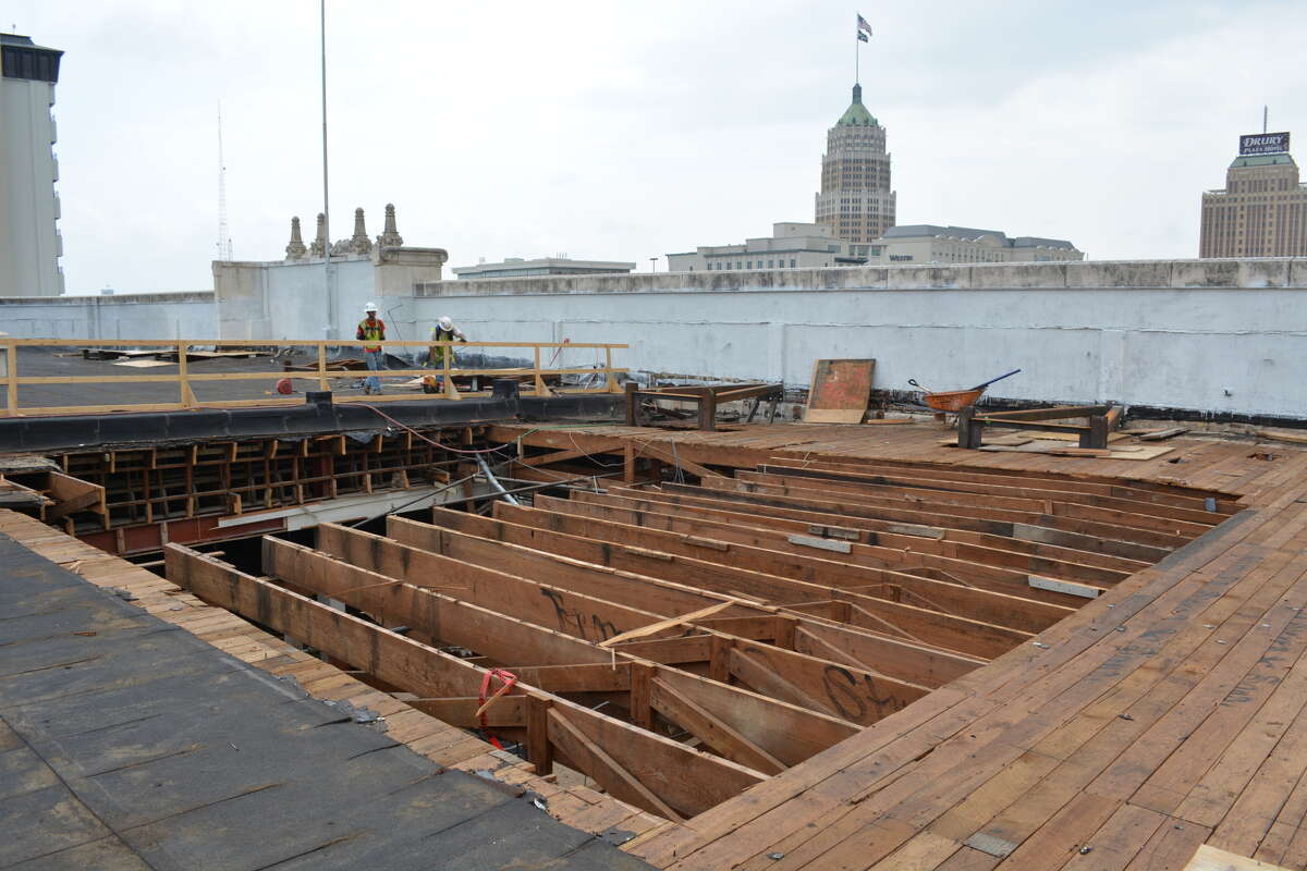 Bexar Courthouse getting that newfangled 1897 look