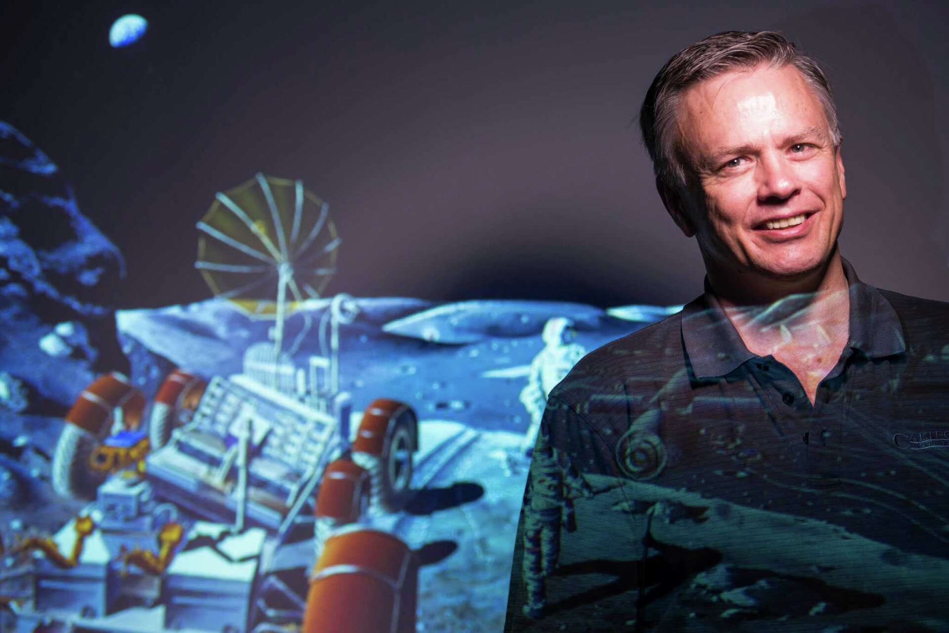 As NASA fixates on Mars, rivals shoot for the moon