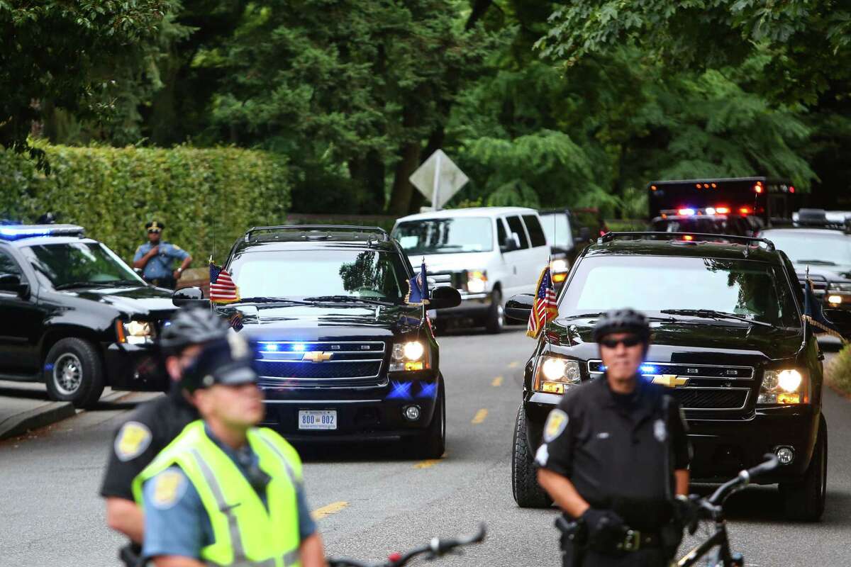 Obama visits Seattle to raise political cash