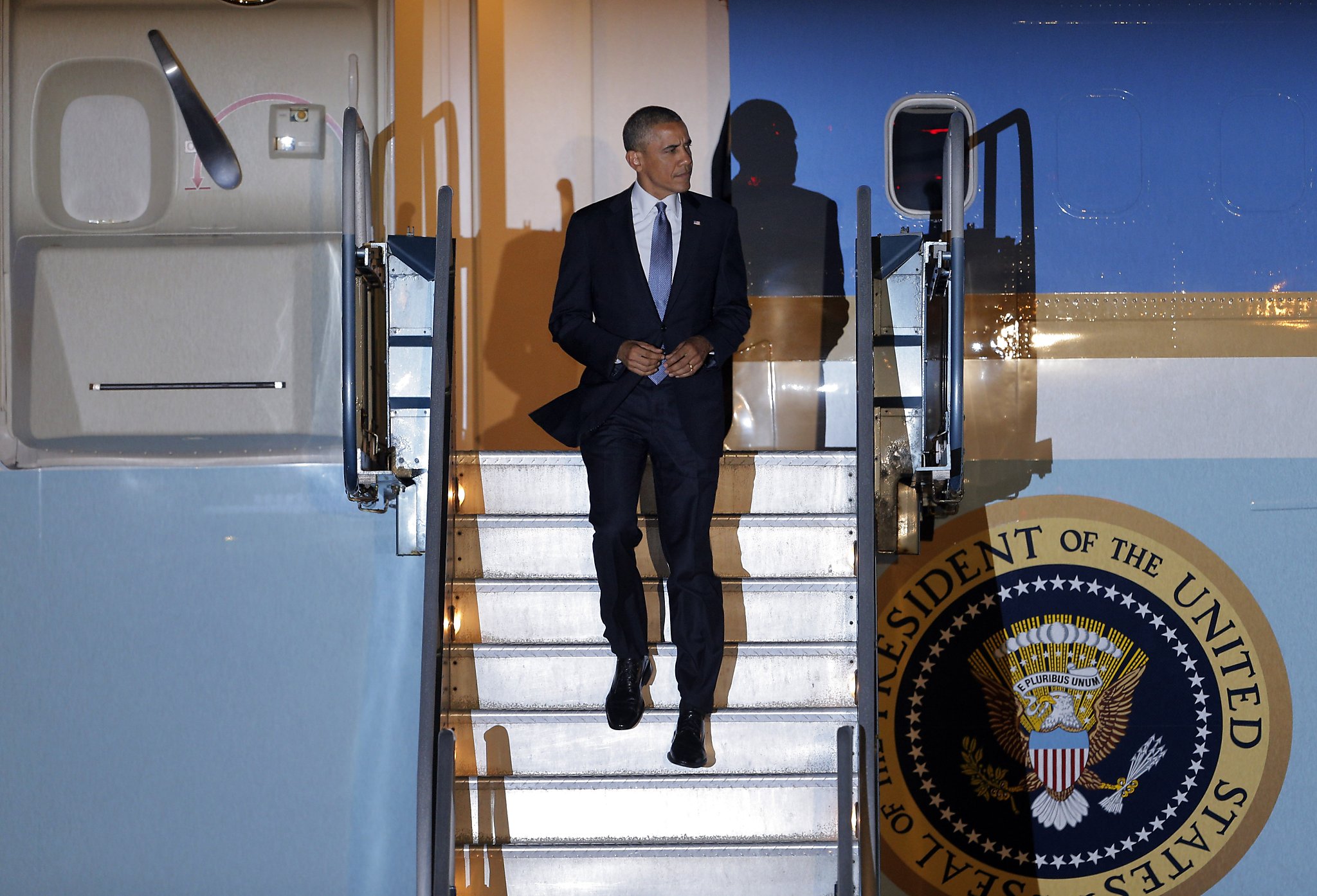 Obama lands in Bay Area, draws criticism for trip