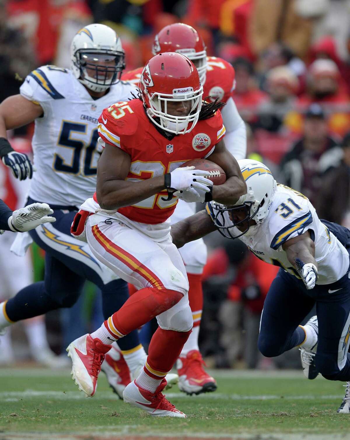 Charles gets new contract from Chiefs