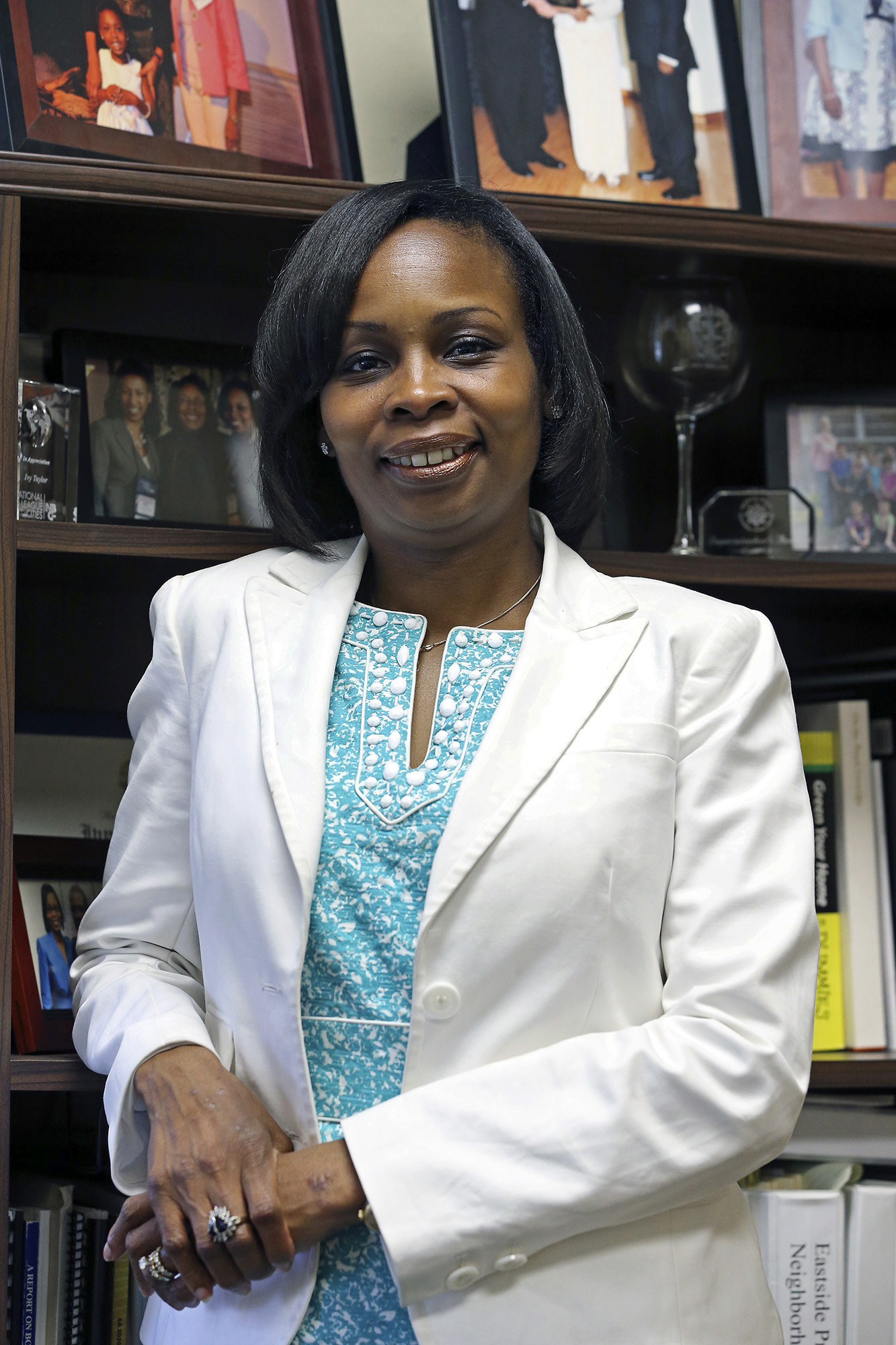 Contenders quickly line up to succeed Taylor