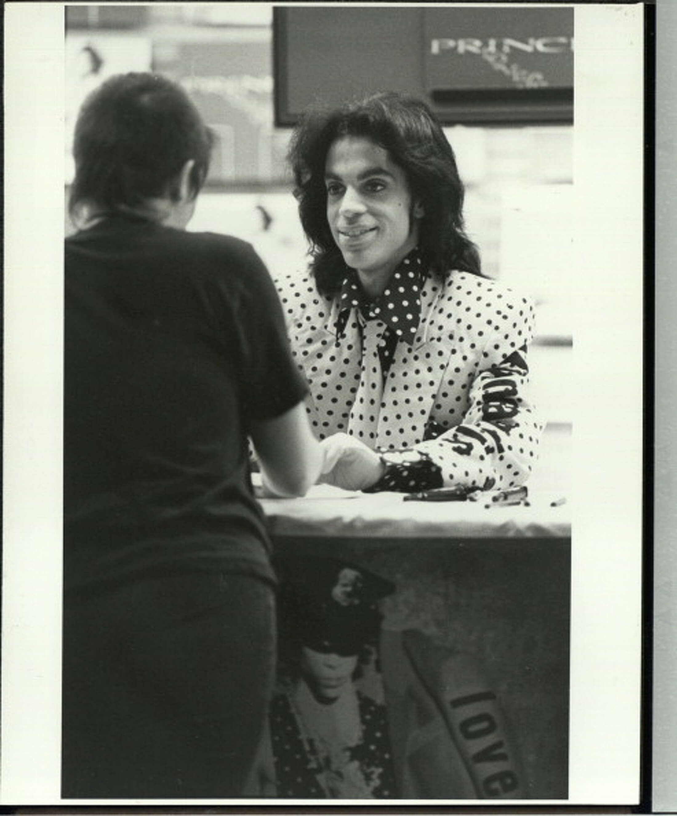 Prince announces surprise solo shows in Oakland