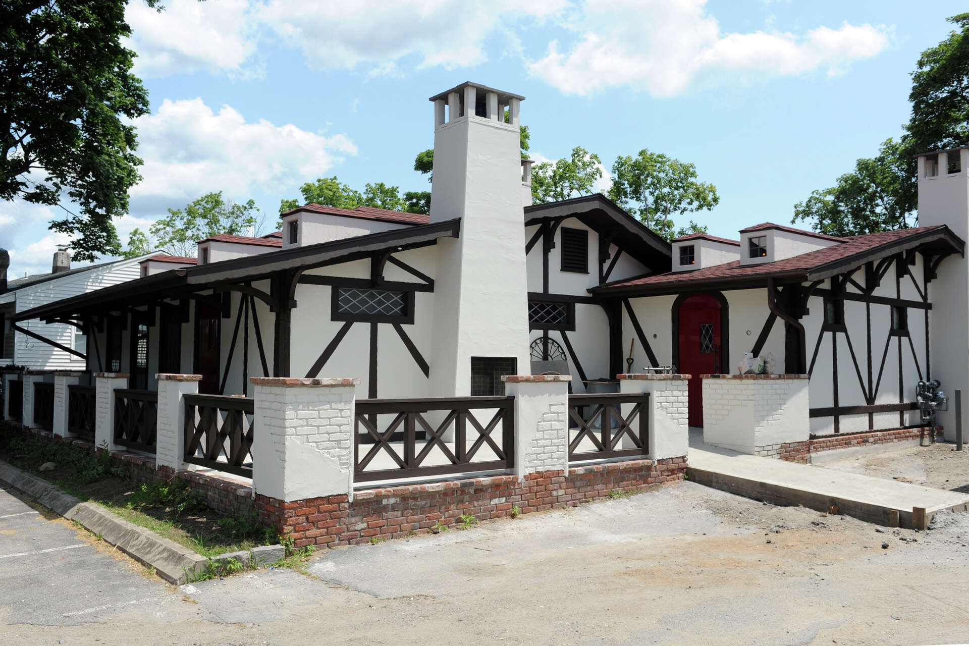 Little Pub hopes to make big splash in Cos Cob
