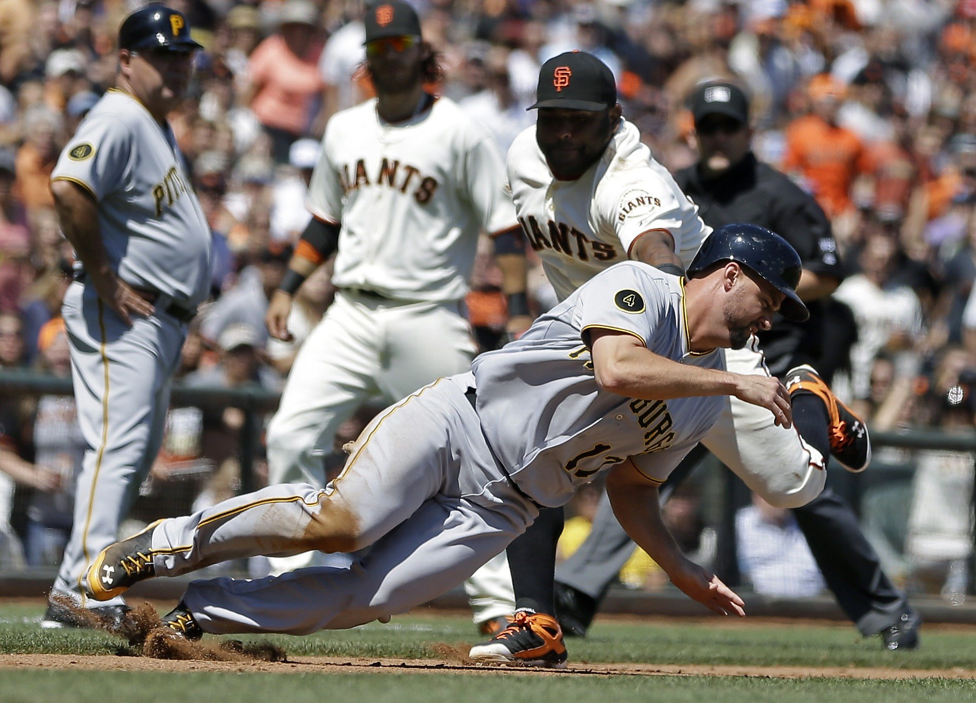 Giants rally past Pirates 7-5, snap 6-game skid