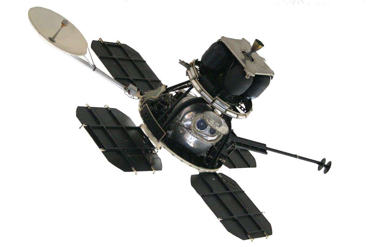 Ex-NASA 'hackers' use ingenuity, technology to rescue first-ever moon ...