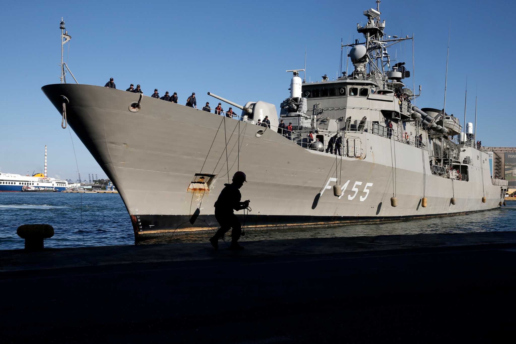 Greek frigate returns after Libya evacuation