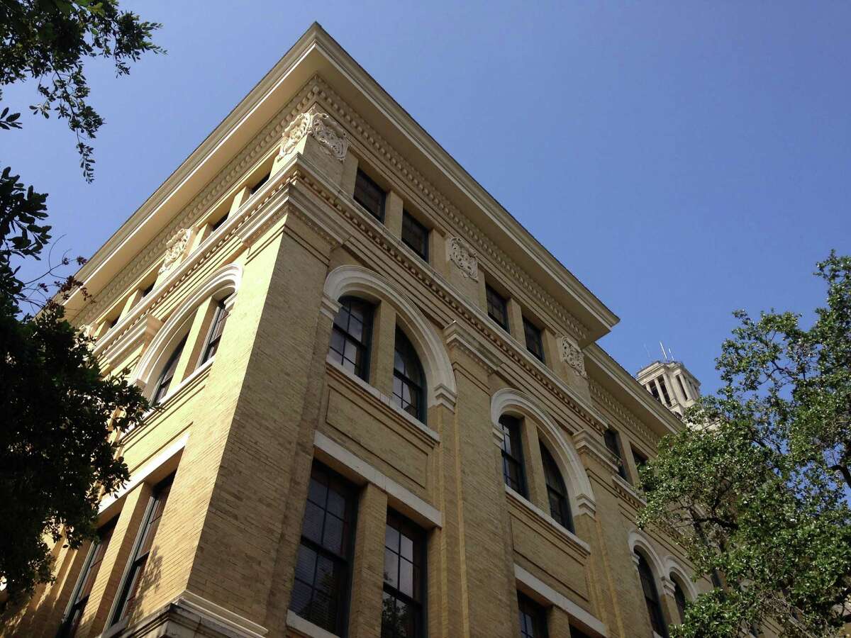 Man survives 70-foot fall from UT-Austin building