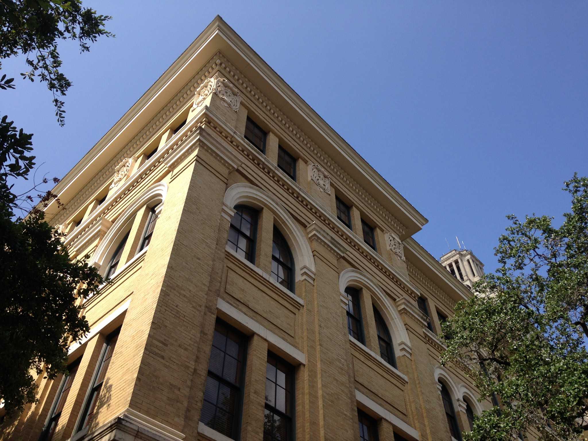 Man survives 70-foot fall from UT-Austin building