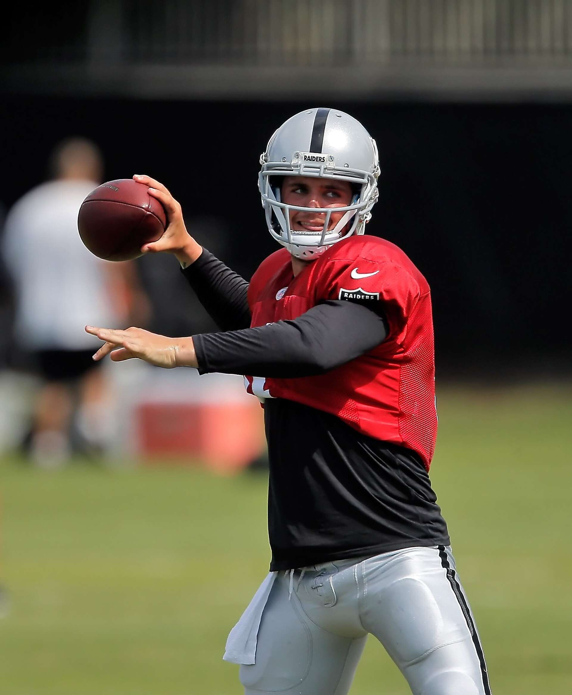 Tweak helps Raiders' Derek Carr put his best foot forward