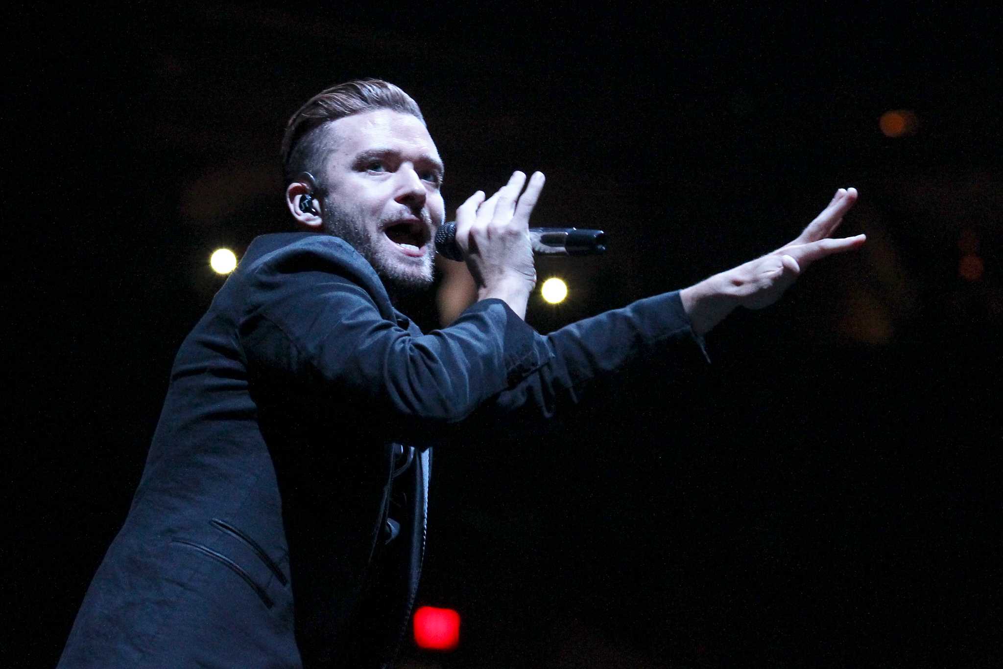 Timberlake takes over AT&T Center, proves he's on top of pop world
