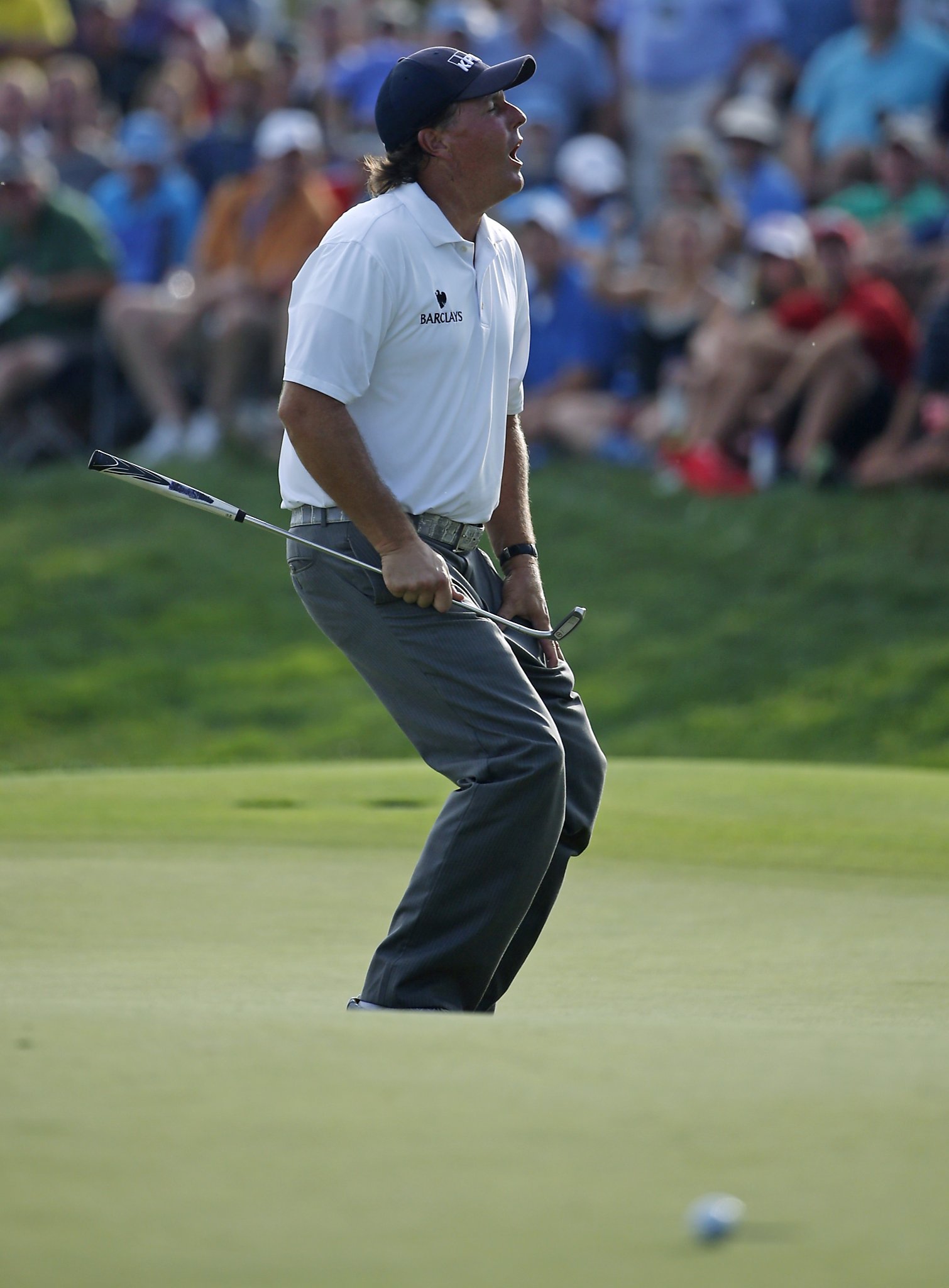 Mickelson gets hot to leap into contention