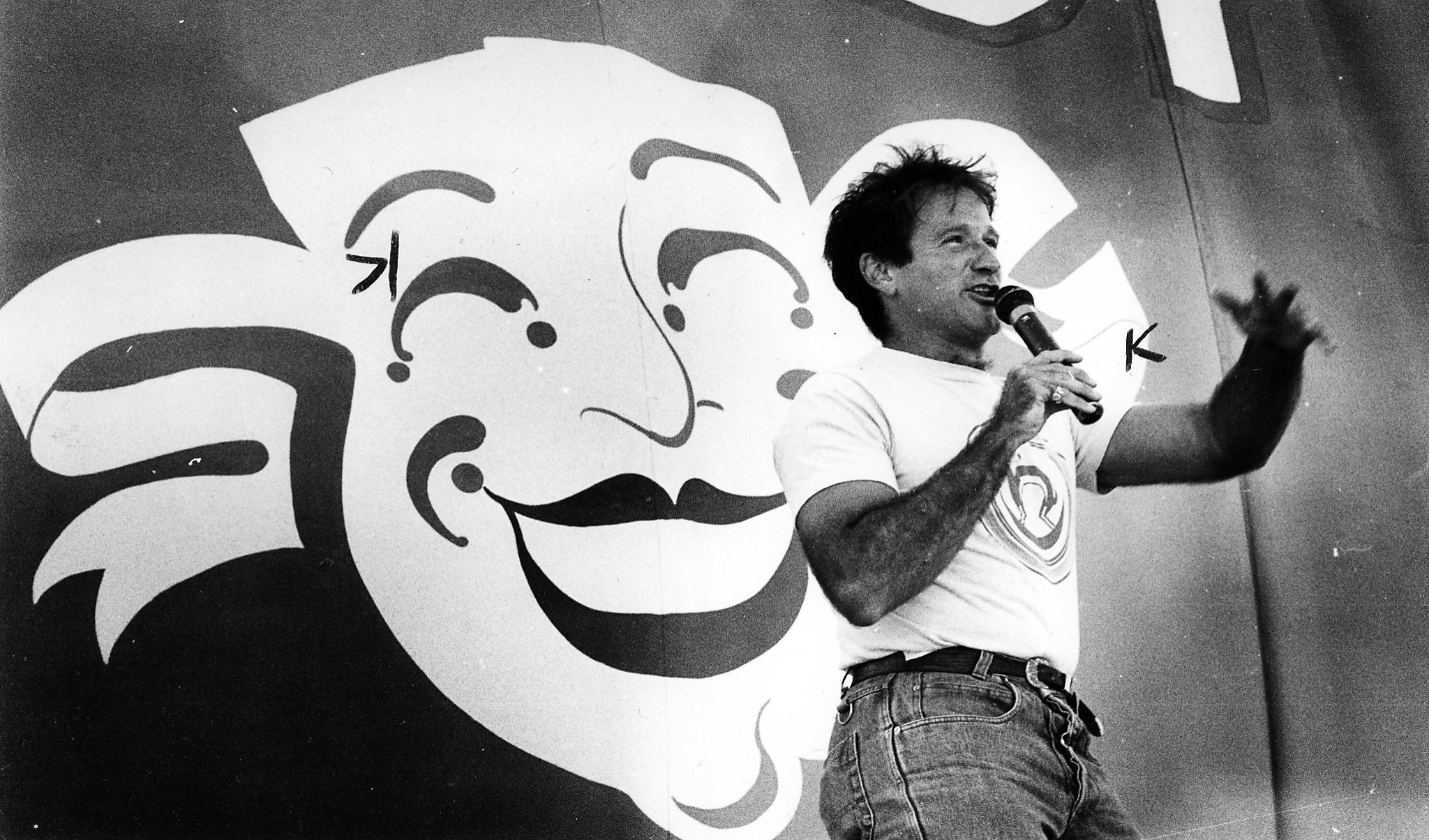 Friends, fellow comedians react to Williams' death