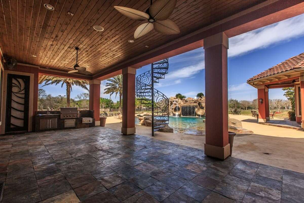 World's largest backyard swimming pool gives Texas home a tropical feel